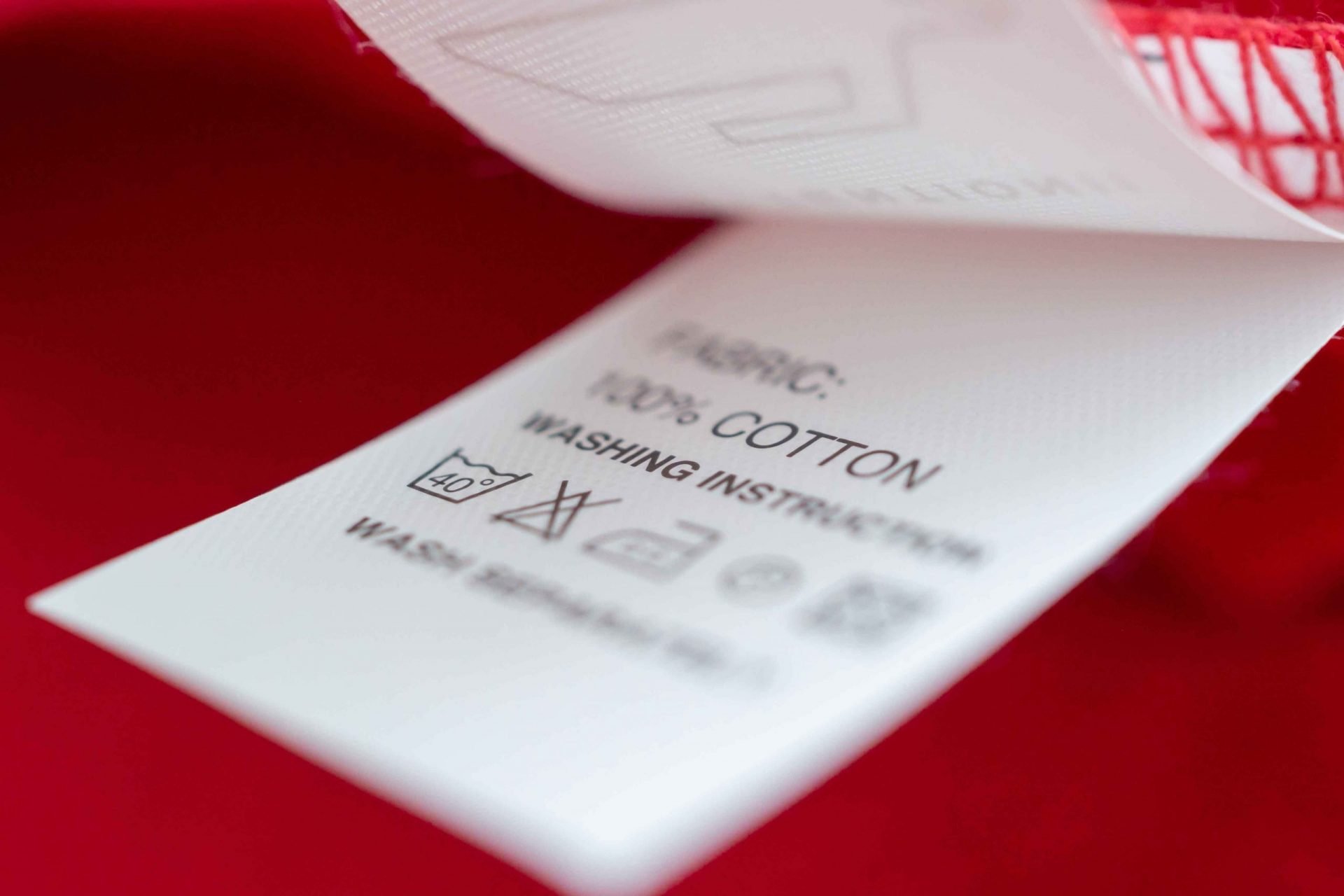 7 Jenis Label Baju yang Harus Kamu Tahu
