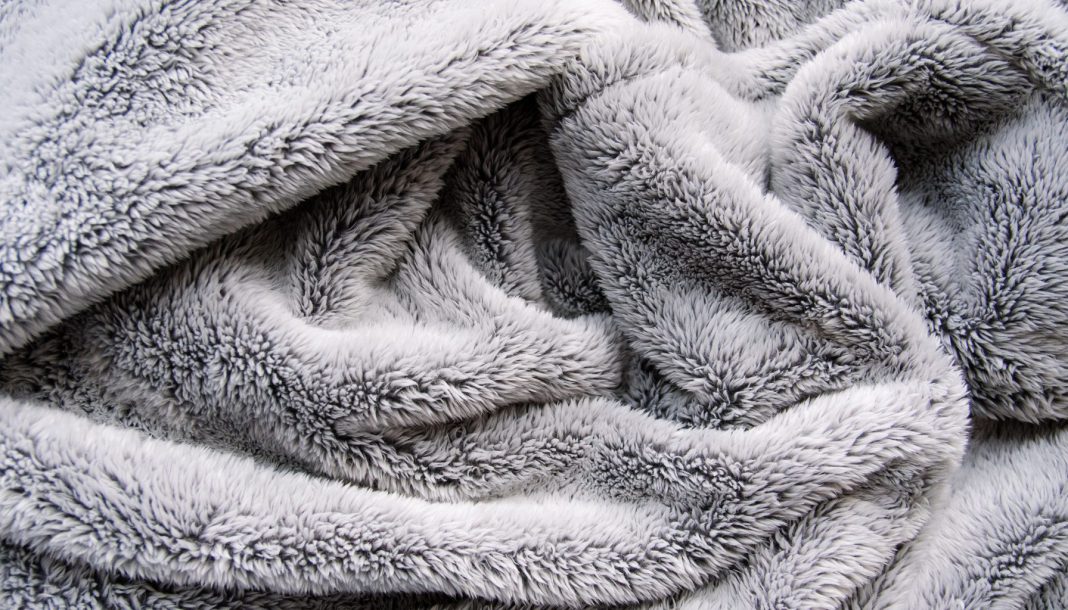 5 Jenis Bahan Selimut Terbaik dan Bikin Tidur Nyenyak