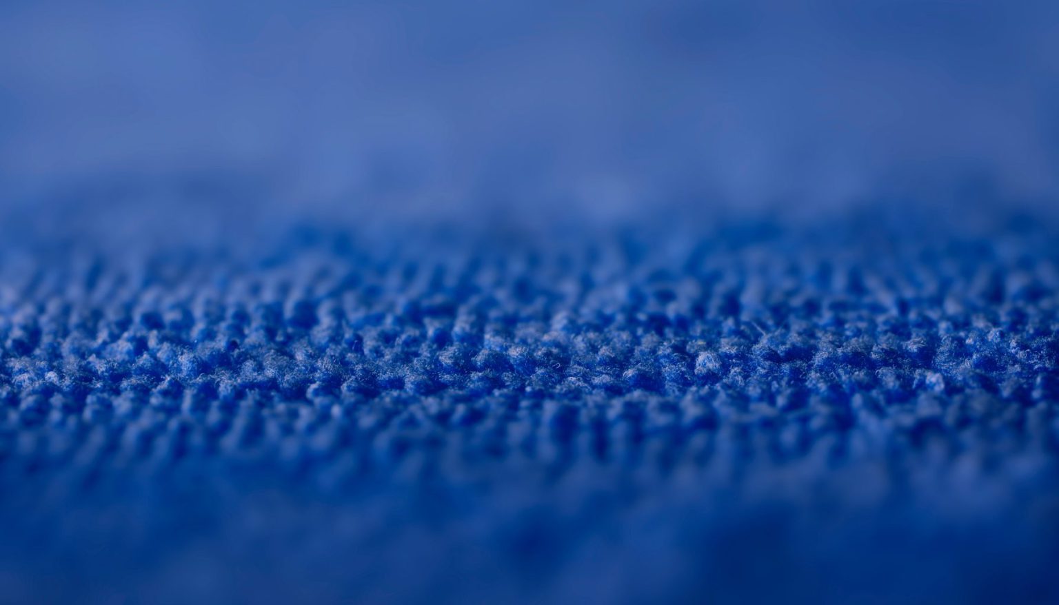 Apa Itu Kain Microfiber? 7 Kelebihannya untuk Sehari-Hari