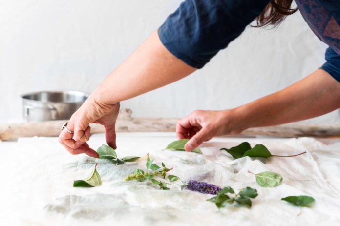 Mengenal Ecoprint dan 5 Jenis Kain Terbaik untuk Tekniknya