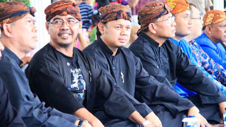 Memahami Baju Pangsi Sunda dan 5 Rekomendasi Warnanya