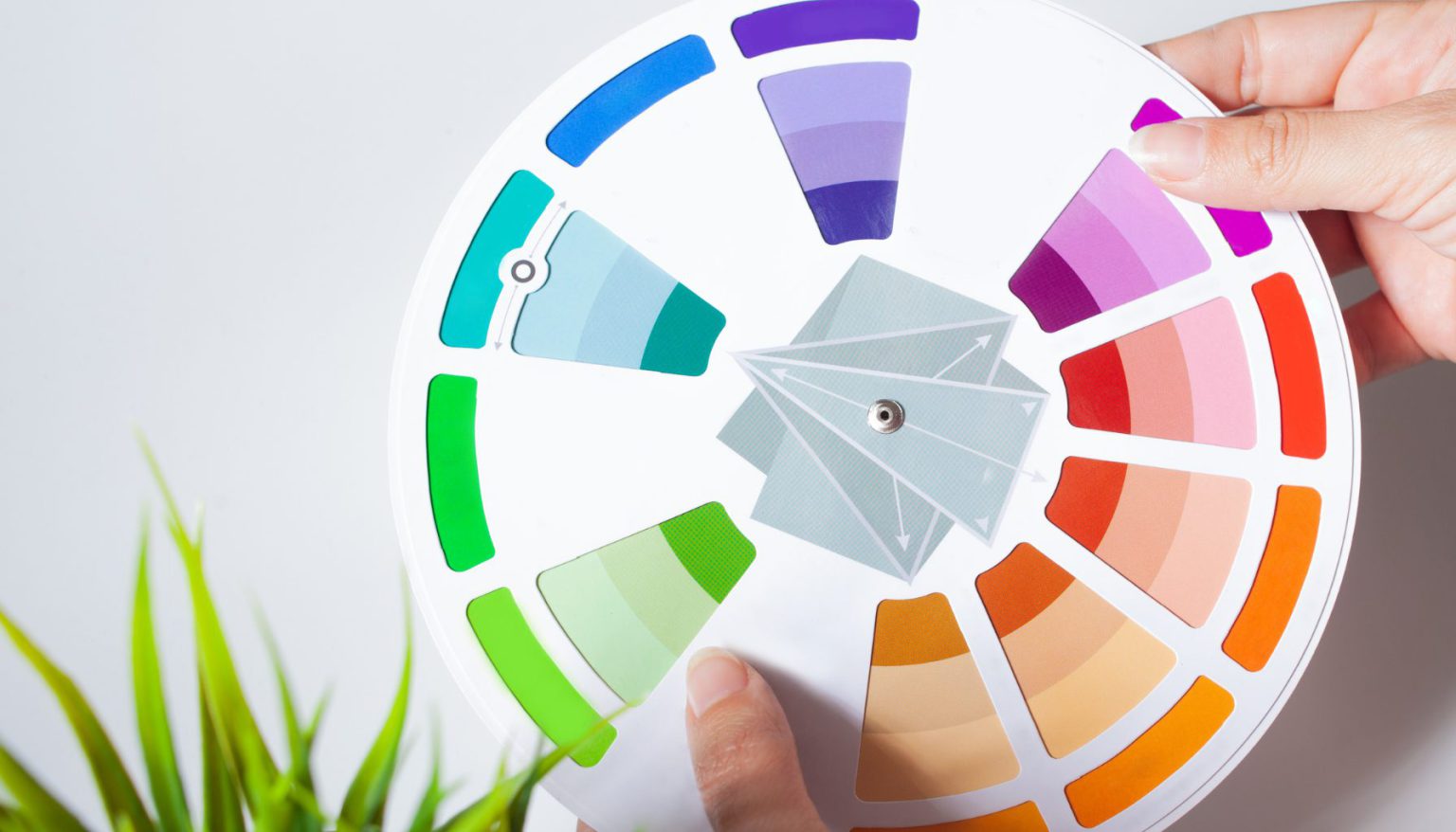 Warna Tersier dan Padu Padan 5 Skema Warna pada Outfit, Cek!