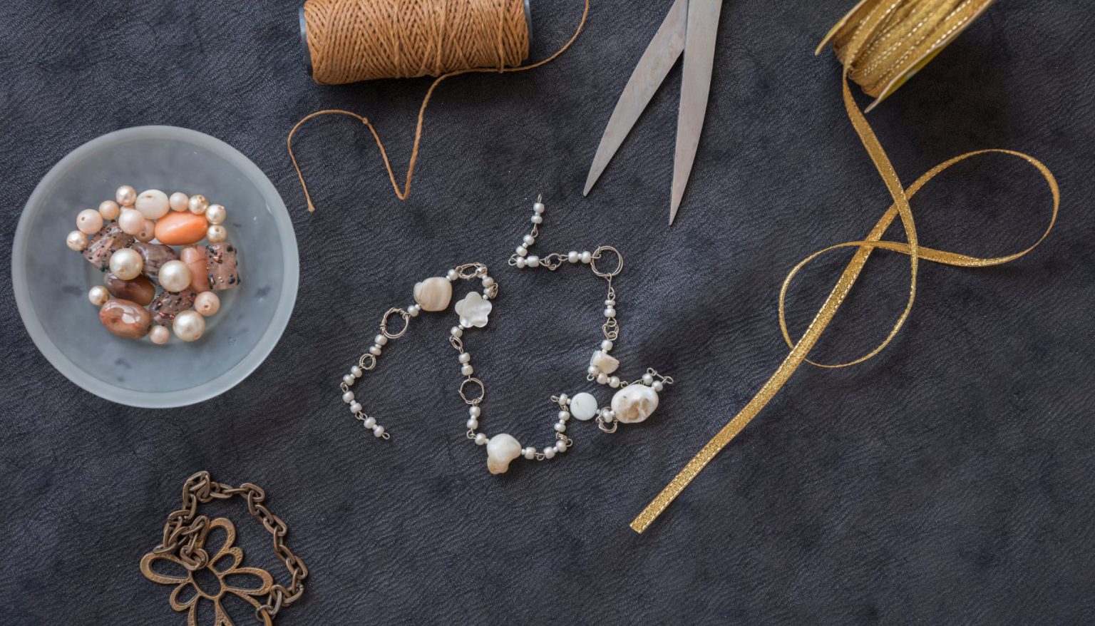 Mengenal 9 Jenis Payet Kebaya Modern, Manis dan Cantik!