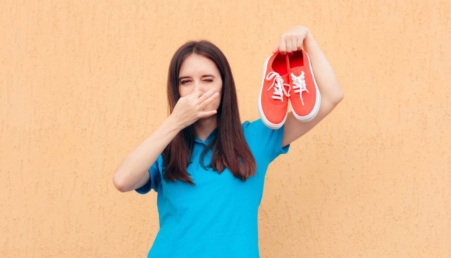 Simak 7 Cara Menghilangkan Bau Sepatu yang Paling Ampuh!