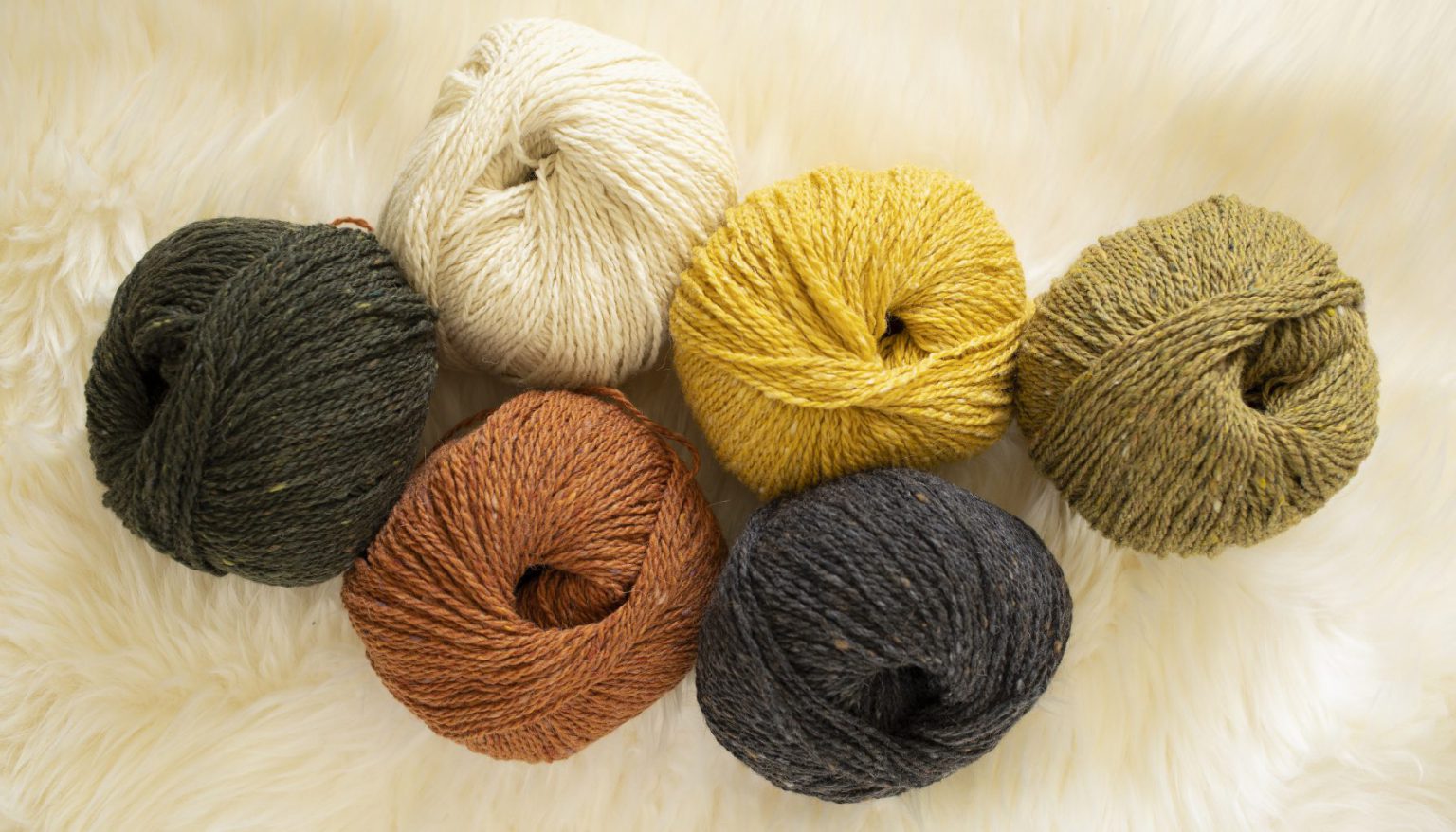 Apa Itu Bahan Tweed? 7 Kombinasi Warna Kainnya yang Populer