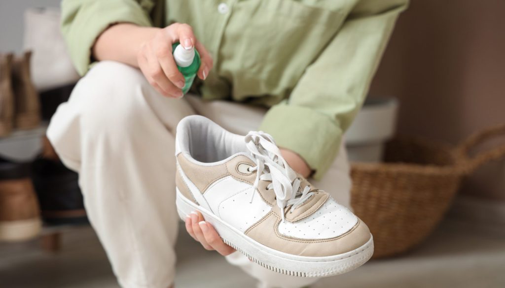 Ini 7 Cara Mencuci Sepatu Putih Paling Ampuh, Anti Kuning!