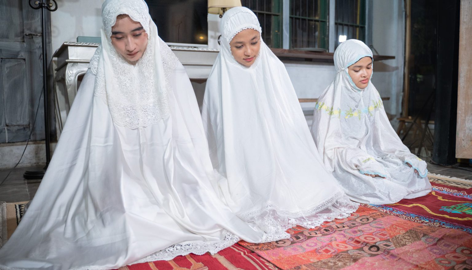 7 Rekomendasi Model Mukena Terbaru Tahun Ini, Sudah Punya?