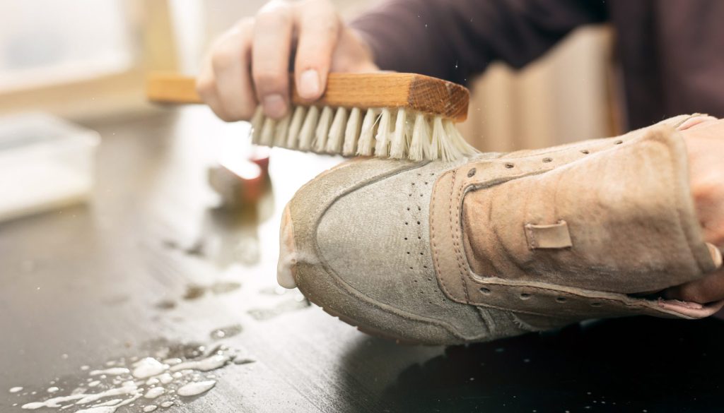 Ini 7 Cara Mencuci Sepatu Putih Paling Ampuh, Anti Kuning!